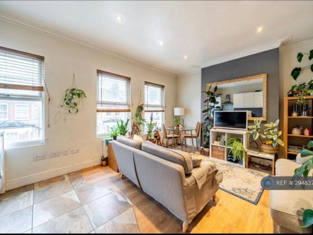 Rita Road, London, SW8 2 bed flat to rent £2,050 pcm £473 pw
