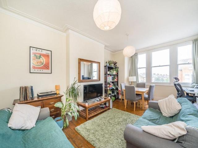 Ritherdon Road, London SW17 2 bed flat to rent £2,450 pcm £565 pw