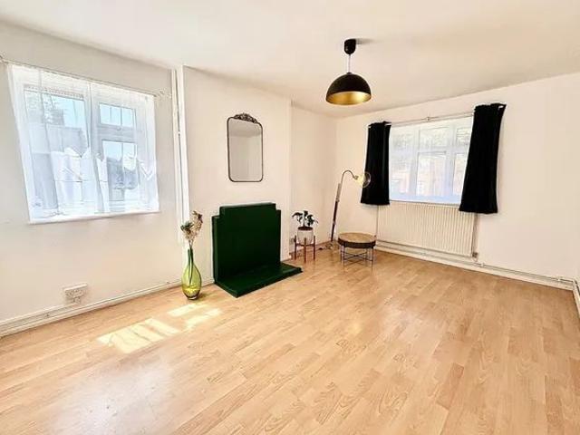 Rivenhall Gardens, South Woodford, E18, Property for rent