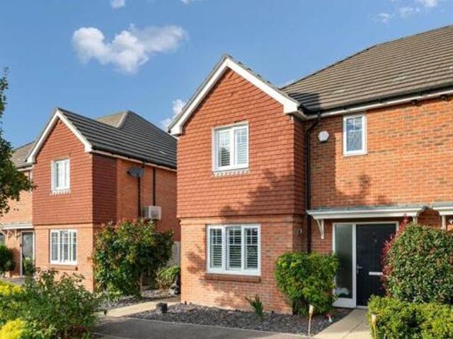 River Walk, Fetcham, 3 Bedroom Semi detached