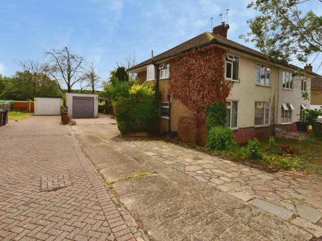 River Way, Loughton IG10 2 bed maisonette to rent £1,750 pcm £404 pw