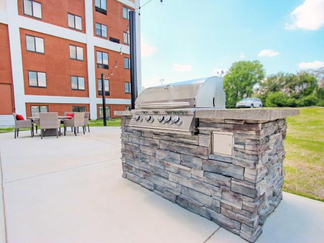 River West Flats 2 Bedroom Apartment for Rent at 1150 N White River Pkwy West Dr, Indianapolis, IN 46222 Near Westside