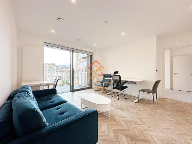River Apartment, 20 Gillender Street. 1 bed flat to rent £2,300 pcm £531 pw