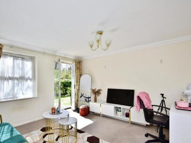 River Bank Close, Maidstone, 2 Bedroom Flat