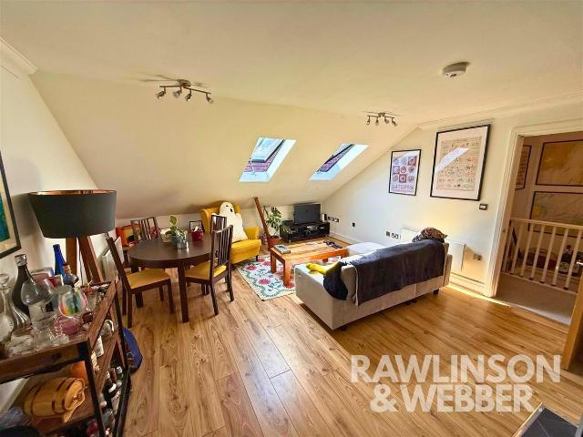 River Bank, East Molesey KT8, 2 bed flat to rent, £1,895 pcm | PrimeLocation