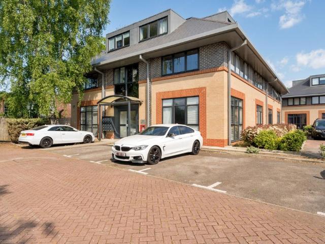 River Court, Woking, GU21 2 bed flat to rent £1,650 pcm £381 pw