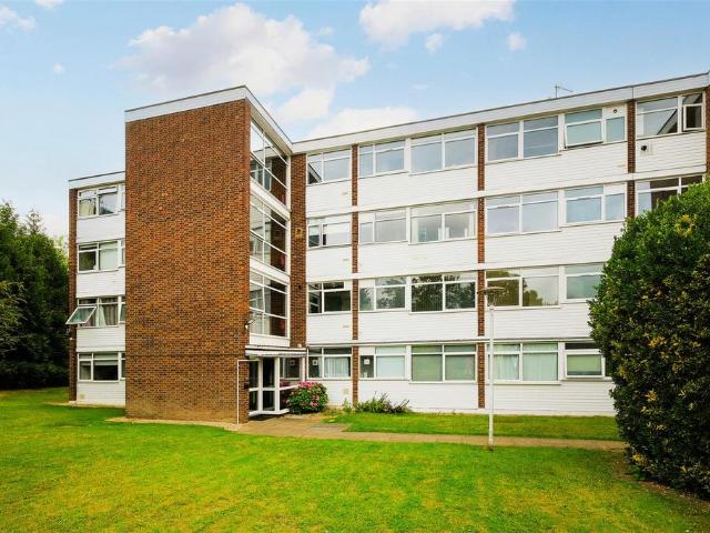 River Court, River Close, London 2 bed flat to rent £1,800 pcm £415 pw