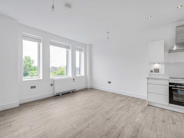 River Front, Enfield, EN1 1 bed flat to rent £1,600 pcm £369 pw