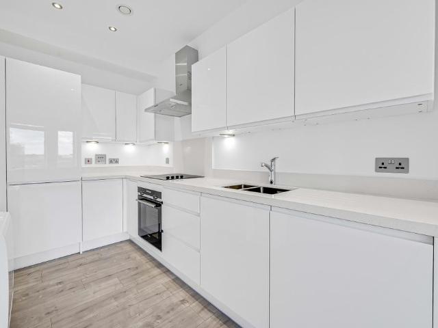 River Front, Enfield, EN1 2 bed flat to rent £1,900 pcm £438 pw
