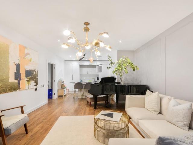 River Gardens Walk London SE10 3 bed apartment to rent £3,300 pcm £762 pw