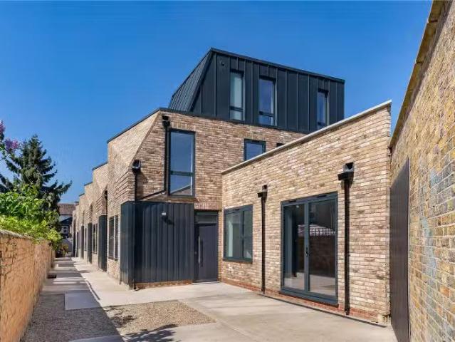 River Mews, Ealing, W7 3SN