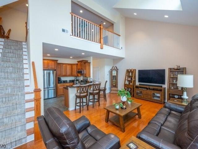 River Pl, Butler, Condo For Sale