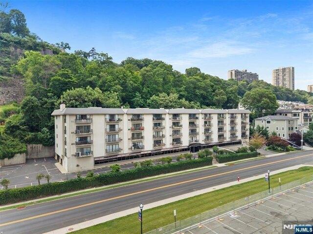 River Rd Apt H, Edgewater, Condo For Sale
