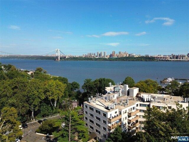 River Rd Apt Lg, Edgewater, Property For Sale