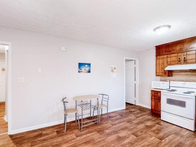 River Ridge Home, a 2 mins drive to transit stop R