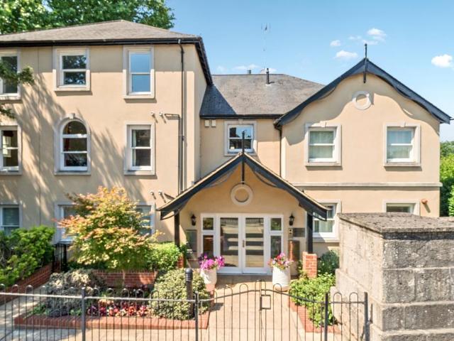 River Road Maidenhead SL6 3 bed apartment to rent £3,500 pcm £808 pw