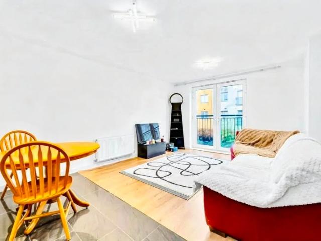 River Side 2 Bed Flat Available Northolt UB5