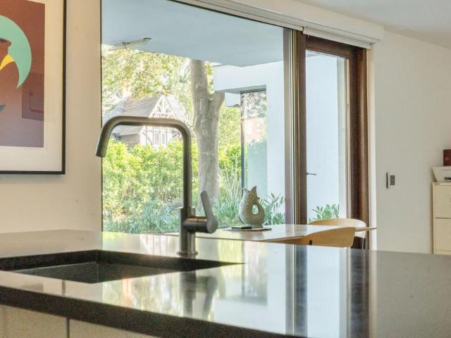 Rivermead Close, Teddington, TW11 2 bed flat to rent £3,500 pcm £808 pw