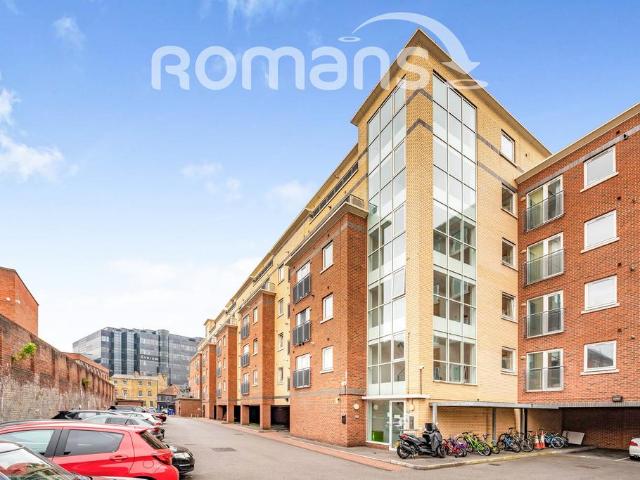 Riverbank Point, 114 High Street. 3 bed flat to rent £2,200 pcm £508 pw