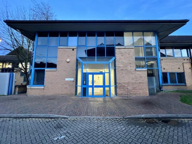Riverbank Way, Brentford TW8 1 bed apartment to rent £1,695 pcm £391 pw