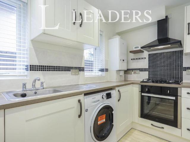 Riverdale Court, 21 Undercliff Road. 2 bed flat to rent £1,000 pcm £231 pw