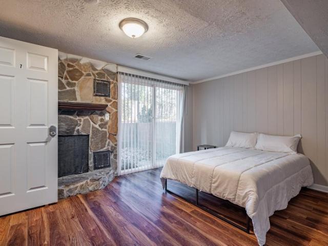 Riverdale House with Dining area. Newlyrenovated &