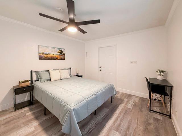 RIVERGROVE! BEAUTIFUL AREA TO RUN. RIVER 100 STEPS AWAY ! SUPER QUIET, SAFE AREA