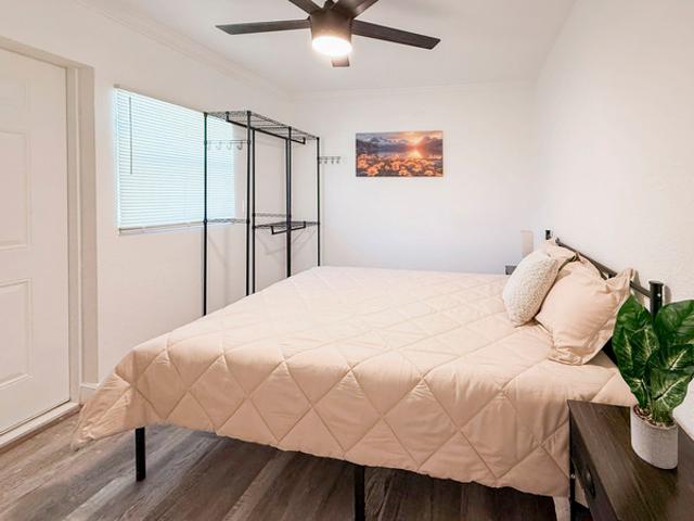 RIVERGROVE! BEAUTIFUL AREA TO RUN. RIVER 100 STEPS AWAY ! SUPER QUIET, SAFE AREA