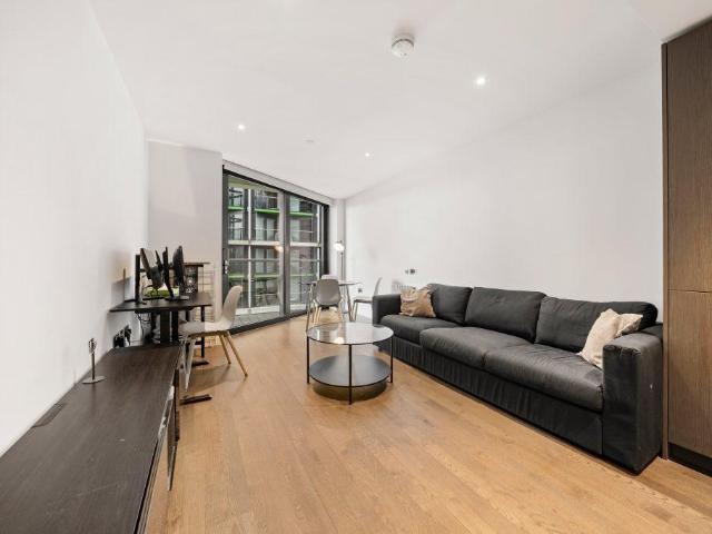 Riverlight Quay, London SW11 1 bed flat to rent £2,700 pcm £623 pw
