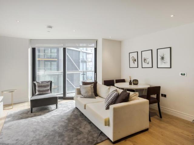 Riverlight Quay, SW11 2 bed flat to rent £3,800 pcm £877 pw