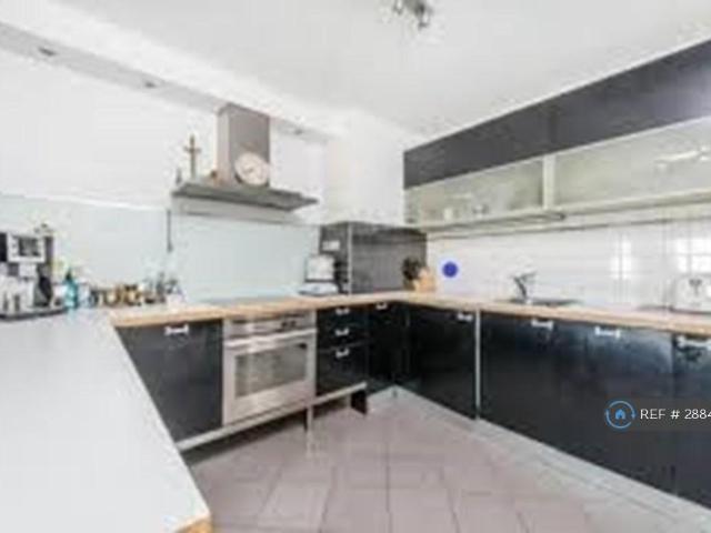 Riverside Court, London, SW8 1 bed flat to rent £2,690 pcm £621 pw