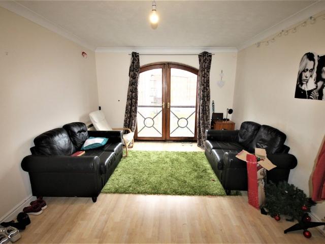Riverside Court, Leeds LS1, 2 bed flat to rent, £1,095 pcm | PrimeLocation