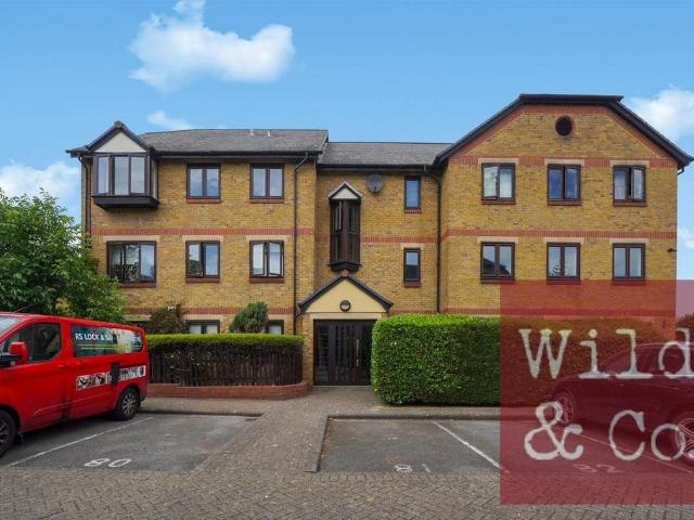 Riverside Close, Hackney 2 bed flat to rent £2,400 pcm £554 pw