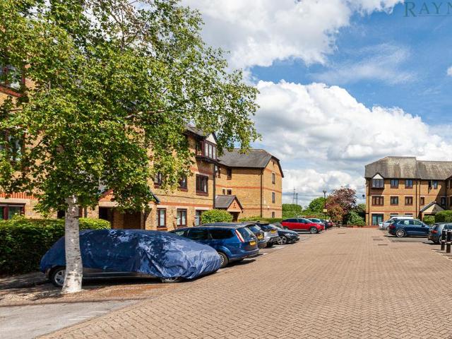 Riverside Close, London, Hackney. 2 bed flat to rent £2,800 pcm £646 pw