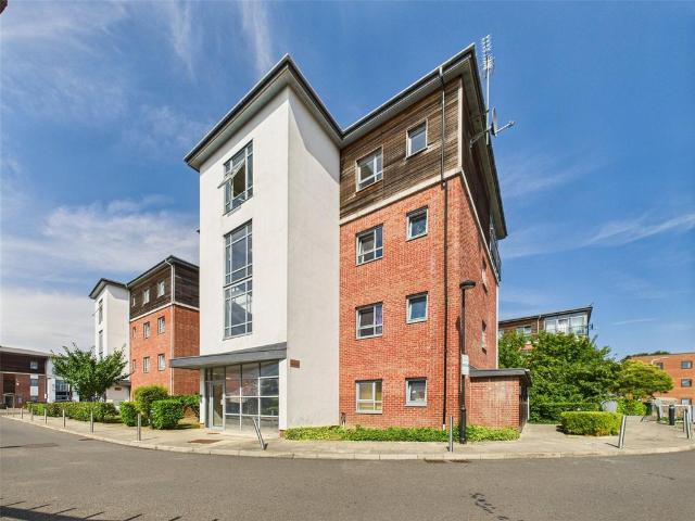 Riverside Close, Romford RM1 2 bed flat to rent £1,625 pcm £375 pw