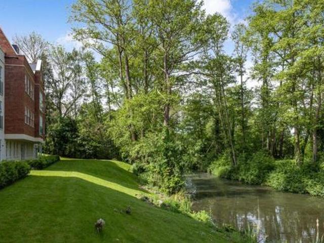 Riverside Gardens, Oatlands Drive, 2 Bedroom Apartment