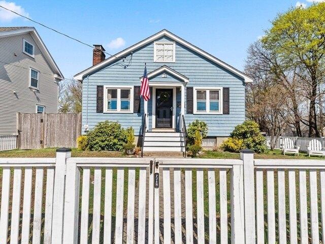 Riverside Sq, Boston, Home For Sale