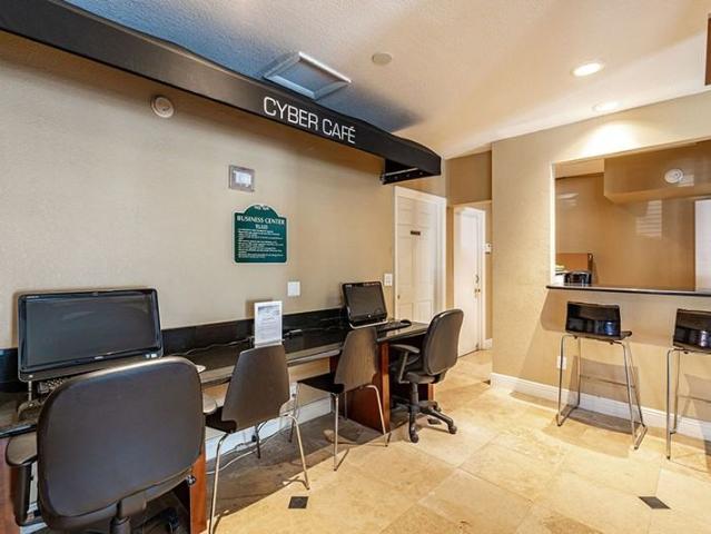 Riverside Palms 2 Bedroom Apartment for Rent at 5008 Sierra Pl, Tampa, FL 33617 Temple Crest
