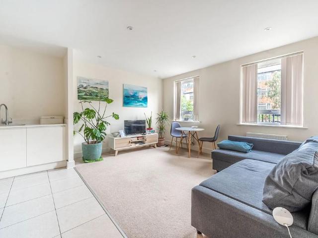 Riverside Place, Pinner, HA5 2 bed flat to rent £1,895 pcm £437 pw