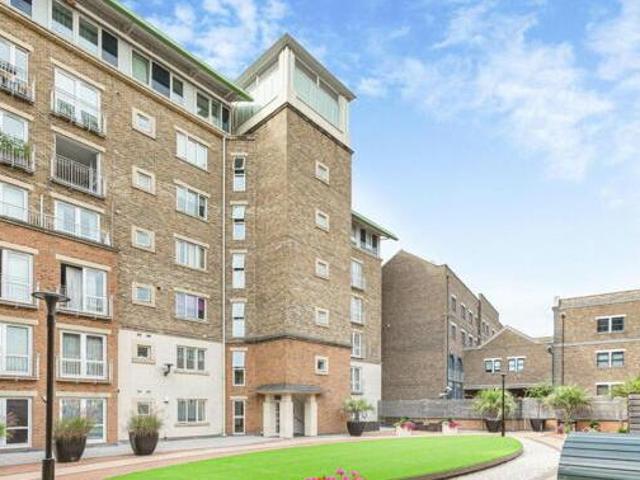 Riverside Plaza, London, 2 Bedroom Flat