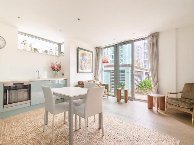 Riverside Quarter, Wandsworth, SW18 2 bed flat to rent £3,250 pcm £750 pw