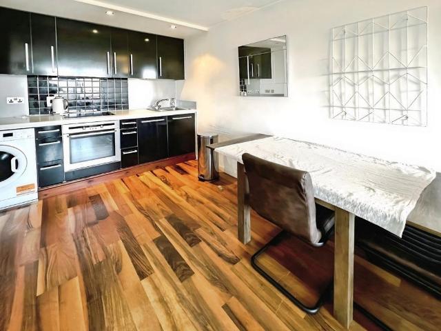 Riverside Way, Leeds, West Yorkshire. 2 bed flat to rent £1,125 pcm £260 pw