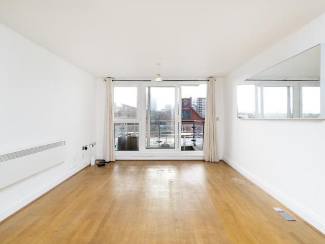 RIVERSIDE WEST, SMUGGLERS WAY, SW18 2 bed flat to rent £2,297 pcm £530 pw