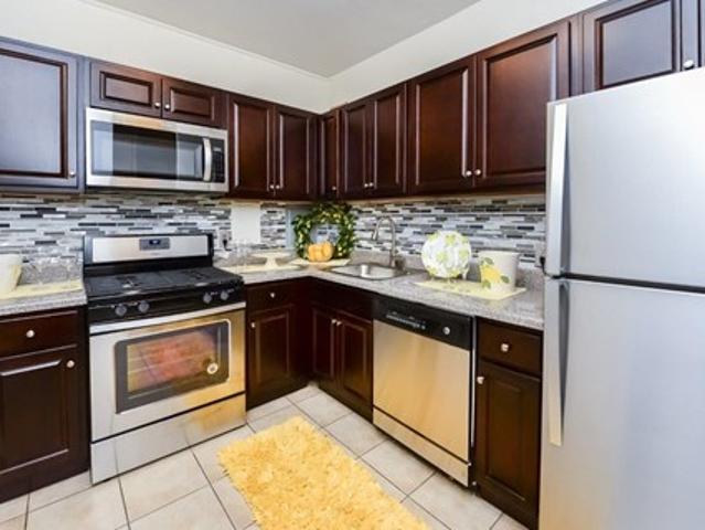 Riverside Towers Apartment Homes One Bedroom 658 sqft