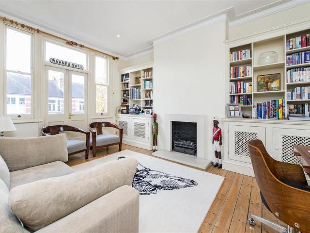 Riverview Gardens, London, SW13 3 bed flat to rent £3,796 pcm £876 pw
