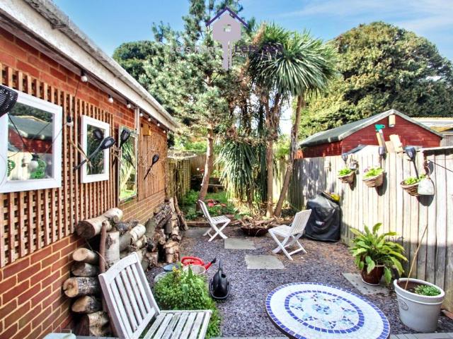 Riverview, High Street, Hamble SO31 3 bed semi detached house to rent £1,900 pcm £438 pw