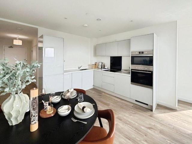 Riverview, Staines TW18 2 bed flat to rent £2,353 pcm £543 pw