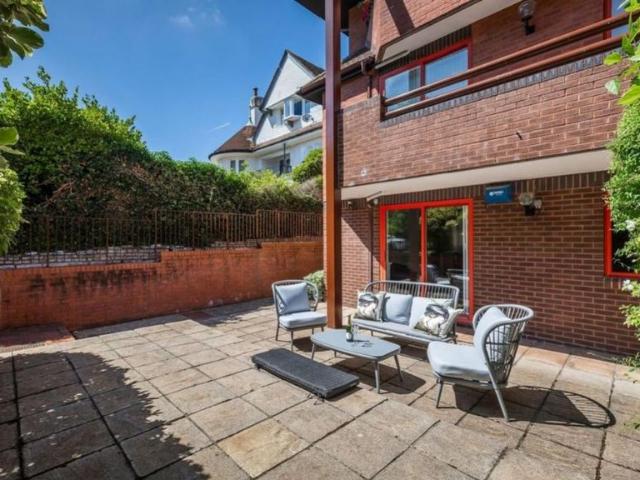 Riviera Court, 1 The Esplanade. 2 bed apartment to rent £2,000 pcm £462 pw