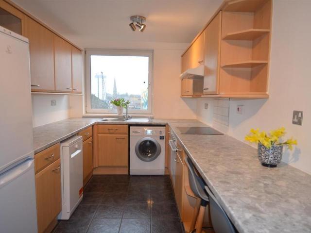 Romulus Court, Brentford Dock 2 bed apartment to rent £2,000 pcm £462 pw