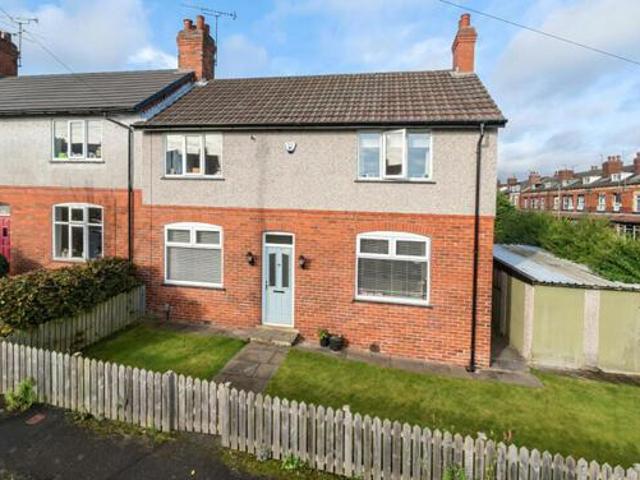 Roman Crescent, Roundhay, 3 Bedroom End